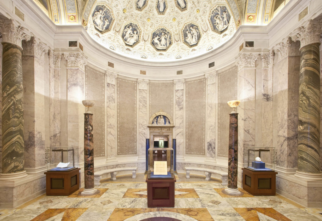 The Morgan Library & Museum – McKim Building / New York – Vitrinen- und ...